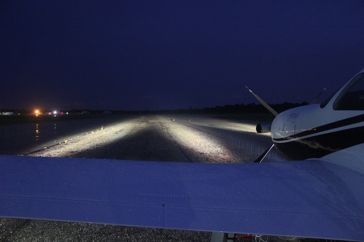 Wing Lights for Piper Aircraft | Whelen Aerospace Technologies